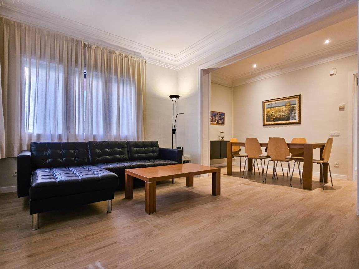 115 M² Apartamento ∙ 4 Habitaciones ∙ 8 Huéspedes - Barcelona