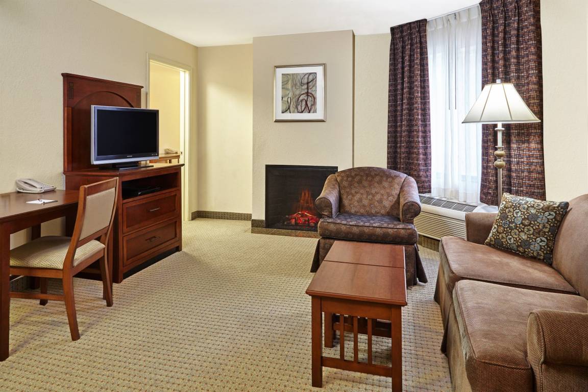 Condo ∙ 2 Bedrooms ∙ 6 Guests - Oak Creek, WI