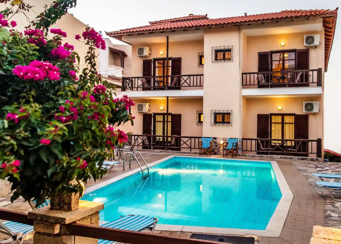 110 M² House ∙ 6 Bedrooms ∙ 22 Guests - Ретимно