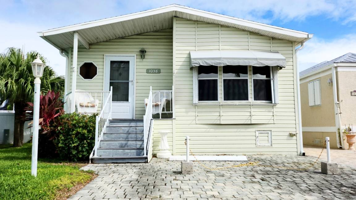 House ∙ 2 Bedrooms ∙ 4 Guests - Stuart, FL