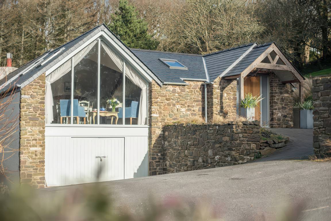 Cottage ∙ 4 Bedrooms ∙ 8 Guests - Oakwood Theme Park