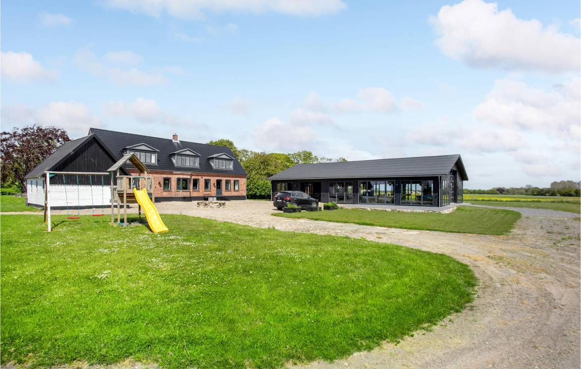 300 M² Casa Rural ∙ 8 Habitaciones ∙ 16 Huéspedes - Bornholm