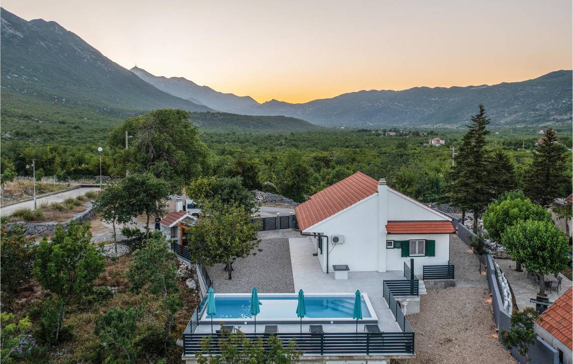 90 M² House ∙ 2 Bedrooms ∙ 6 Guests - Makarska Riviera