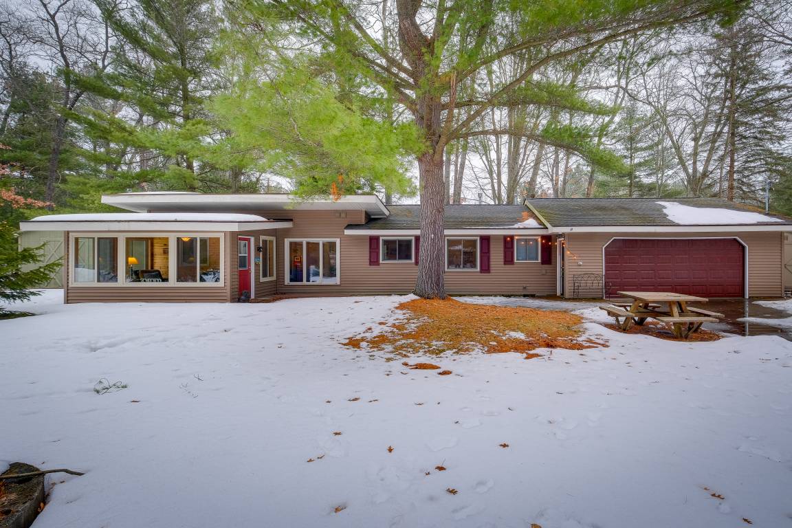 106 M² Cottage ∙ 3 Bedrooms ∙ 6 Guests - Higgins Lake, MI