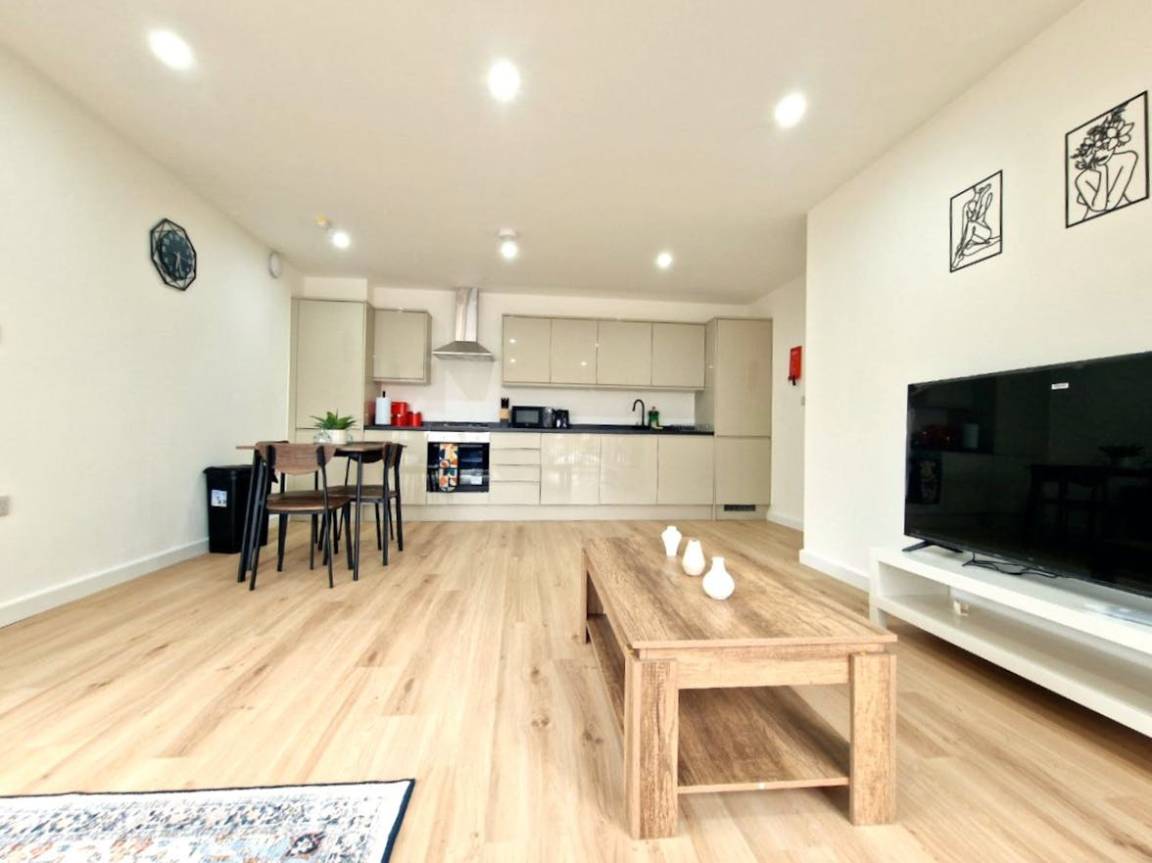 74 M² Apartment ∙ 2 Bedrooms ∙ 5 Guests - Romford