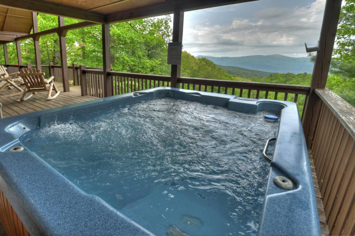 Cabin ∙ 4 Bedrooms ∙ 8 Guests - Chatsworth, GA