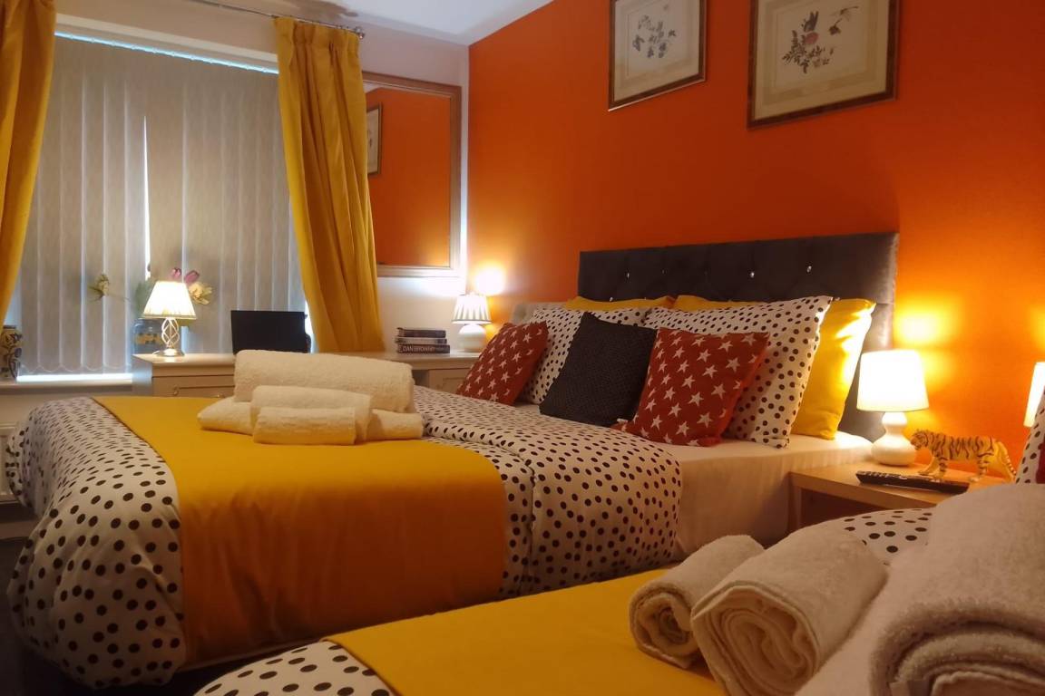 75 M² Apartment ∙ 4 Bedrooms ∙ 10 Guests - Staffordshire