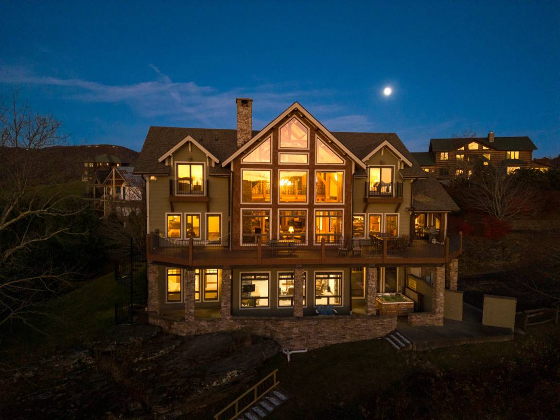 381 M² Lodge ∙ 5 Bedrooms ∙ 12 Guests - Blowing Rock, NC