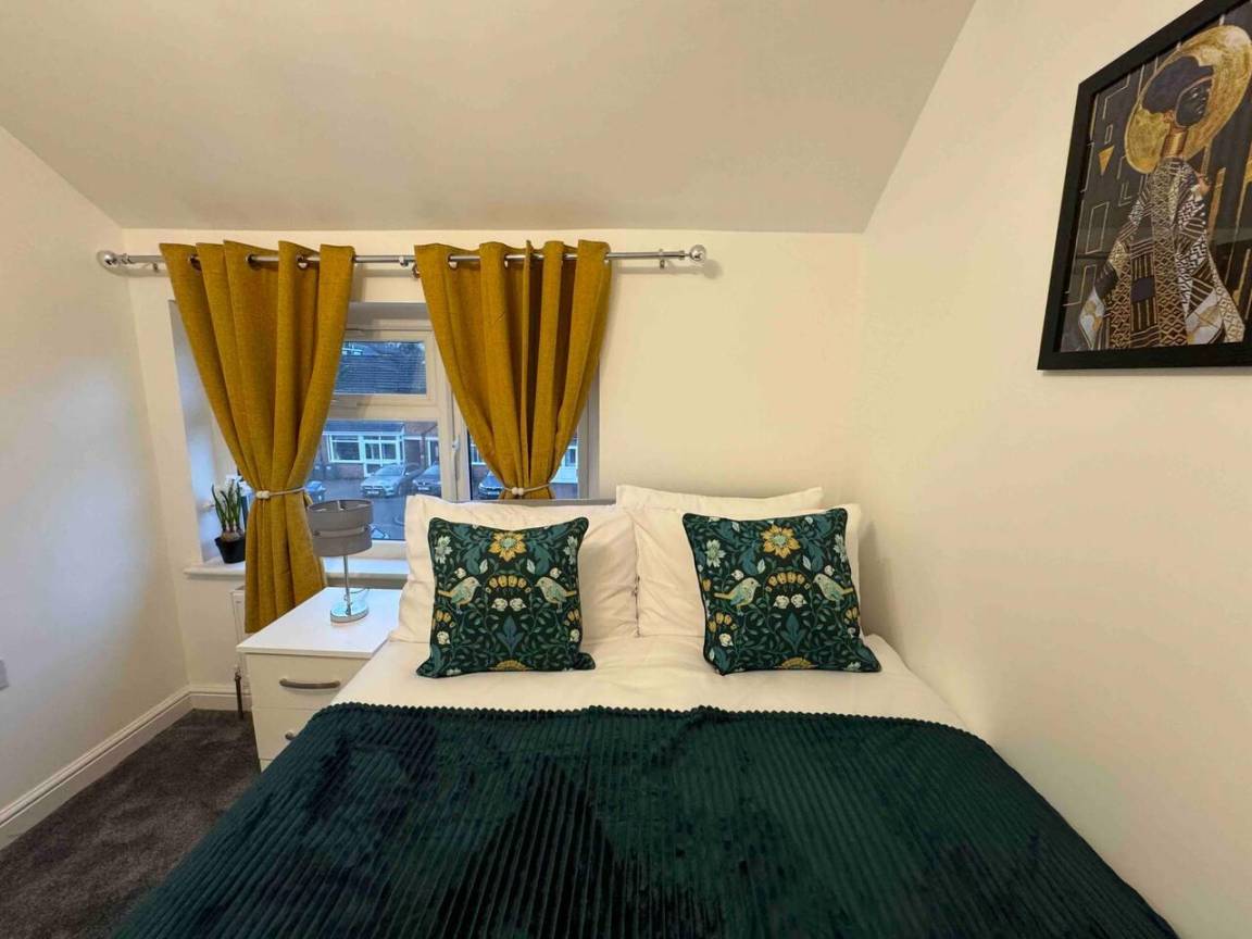 90 M² House ∙ 3 Bedrooms ∙ 8 Guests - Bromsgrove