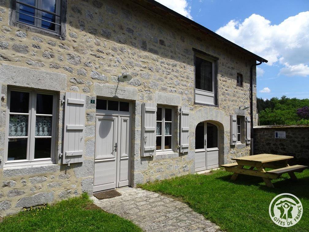 110 M² Gîte ∙ 5 Chambres ∙ 12 Personnes - Ussel