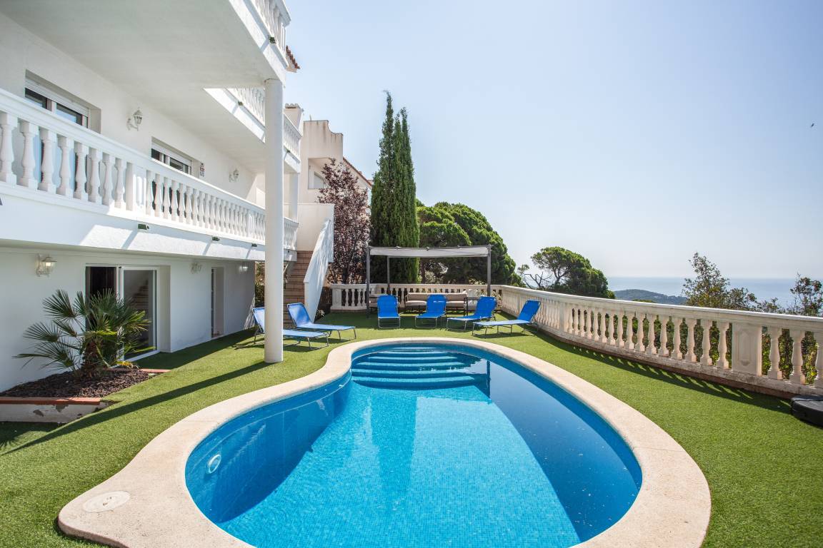 200 M² Villa ∙ 4 Bedrooms ∙ 10 Guests - Lloret de Mar