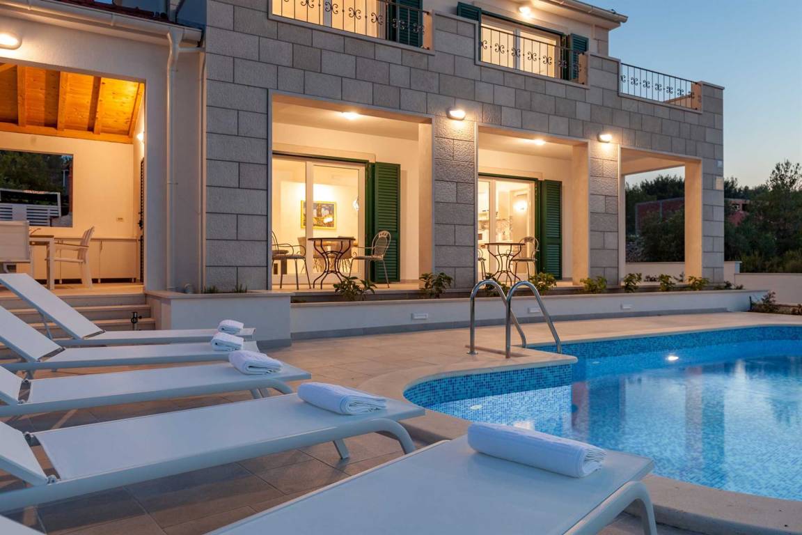240 M² Villa ∙ 4 Bedrooms ∙ 8 Guests - Milna