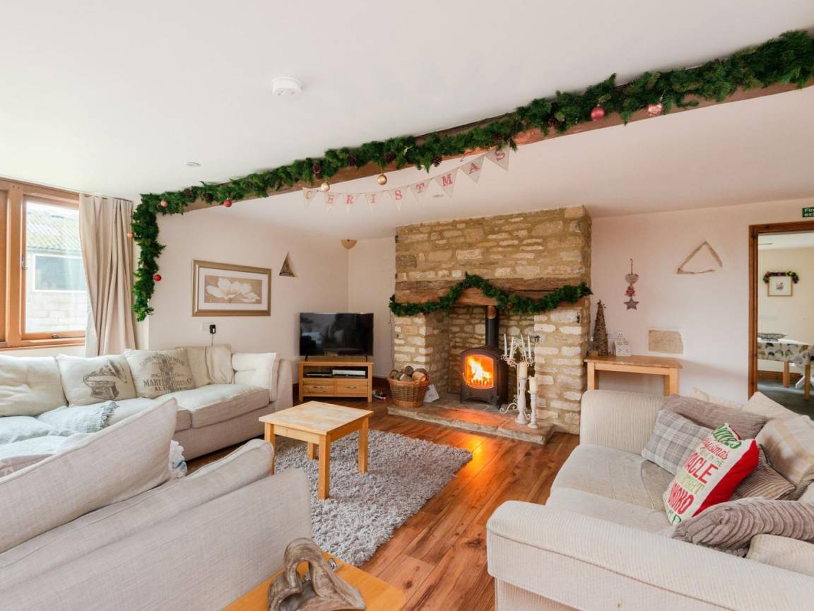 Cottage ∙ 6 Bedrooms ∙ 12 Guests - Witney
