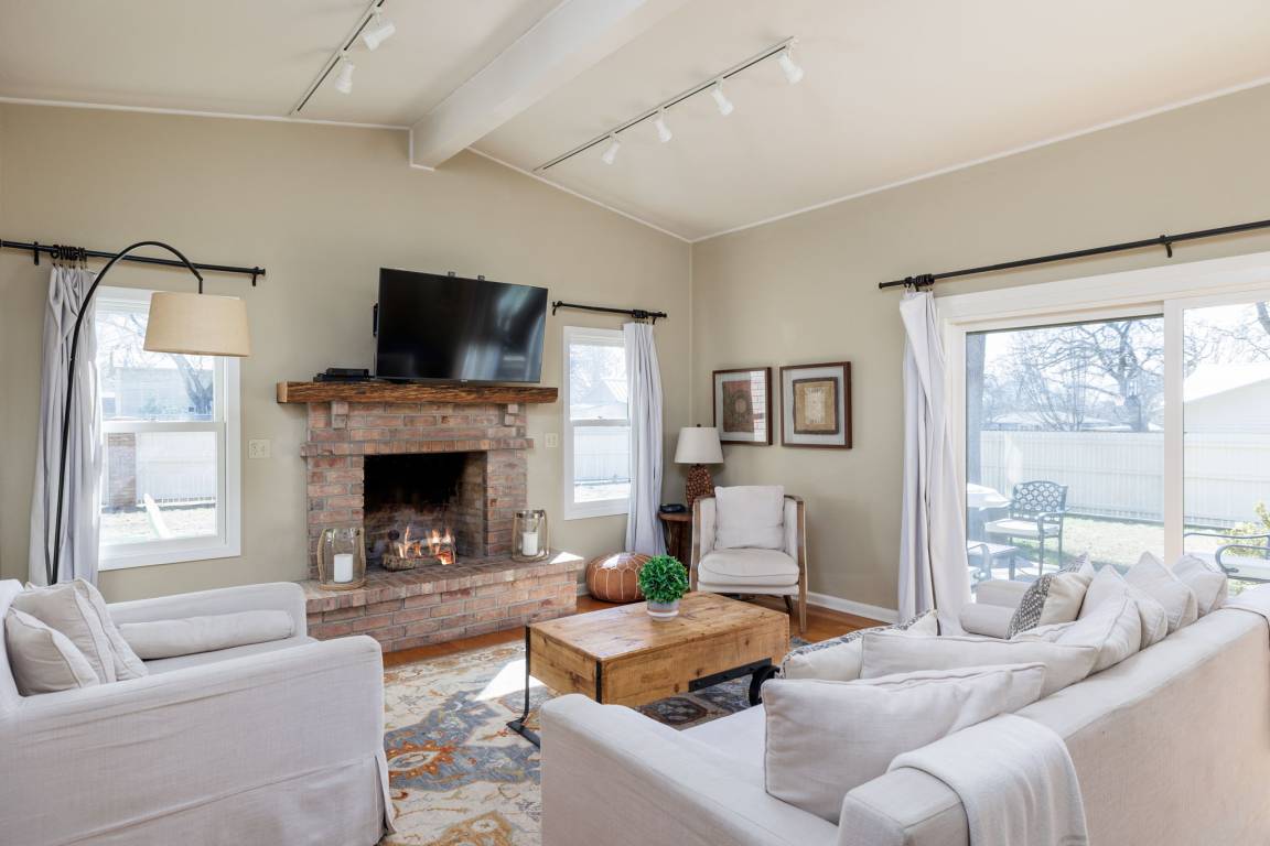 House ∙ 4 Bedrooms ∙ 13 Guests - Fredericksburg, TX