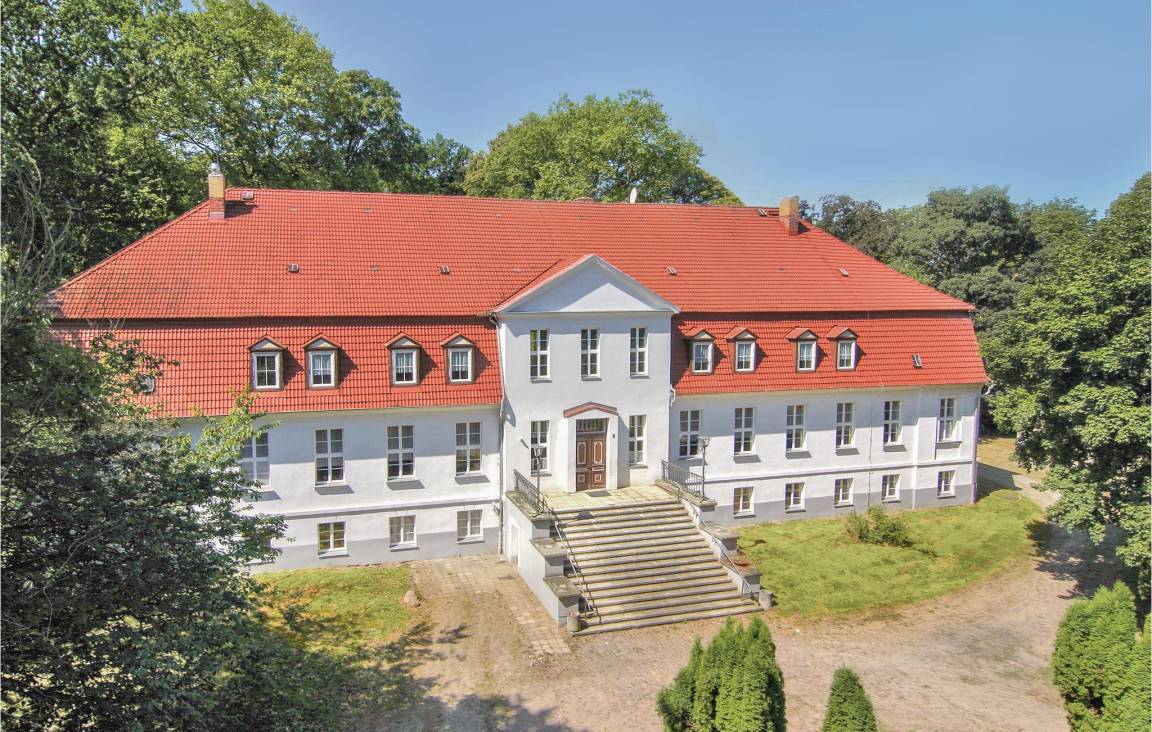 1450 M² Ferienhaus ∙ 19 Schlafzimmer ∙ 40 Gäste - Teterow