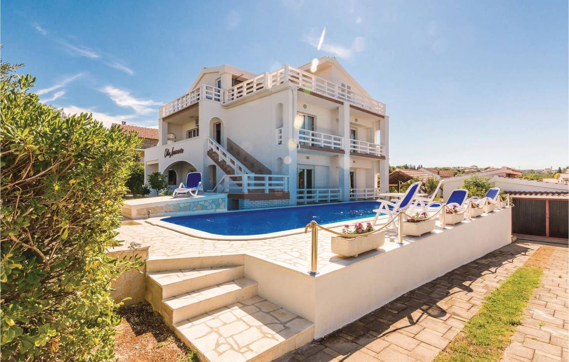 375 M² House ∙ 7 Bedrooms ∙ 15 Guests - Zadar