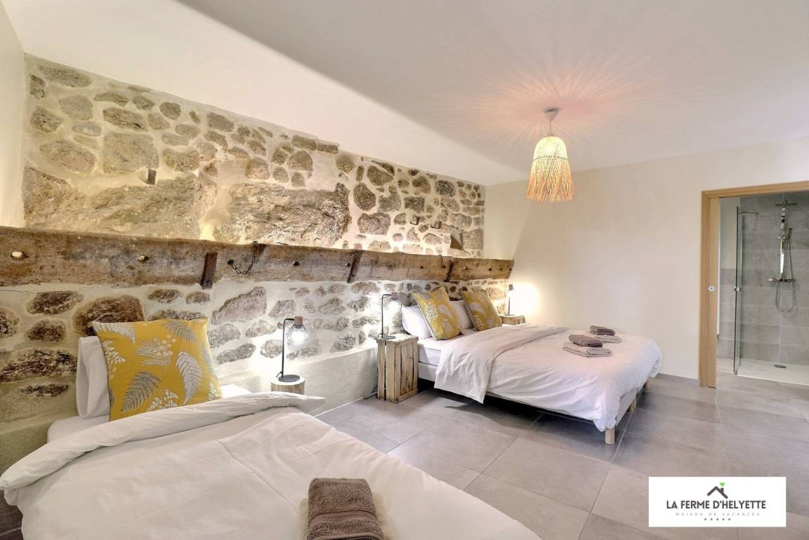 340 M² House ∙ 6 Bedrooms ∙ 15 Guests - Valence