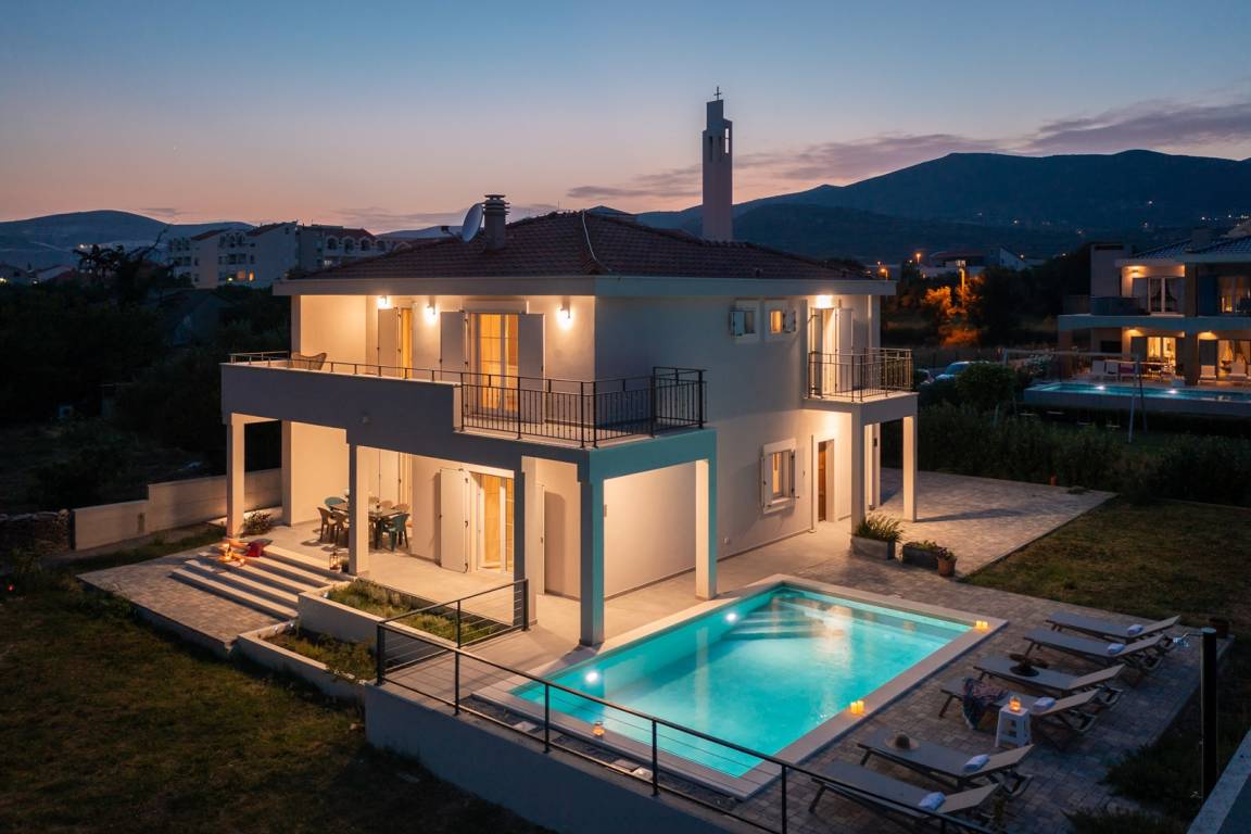 227 M² Villa ∙ 4 Bedrooms ∙ 8 Guests - Arbanija