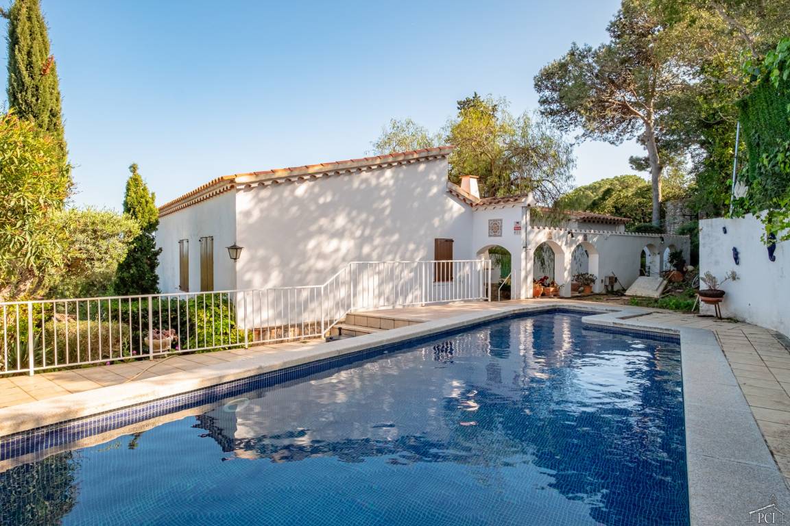160 M² Villa ∙ 4 Bedrooms ∙ 8 Guests - Peratallada