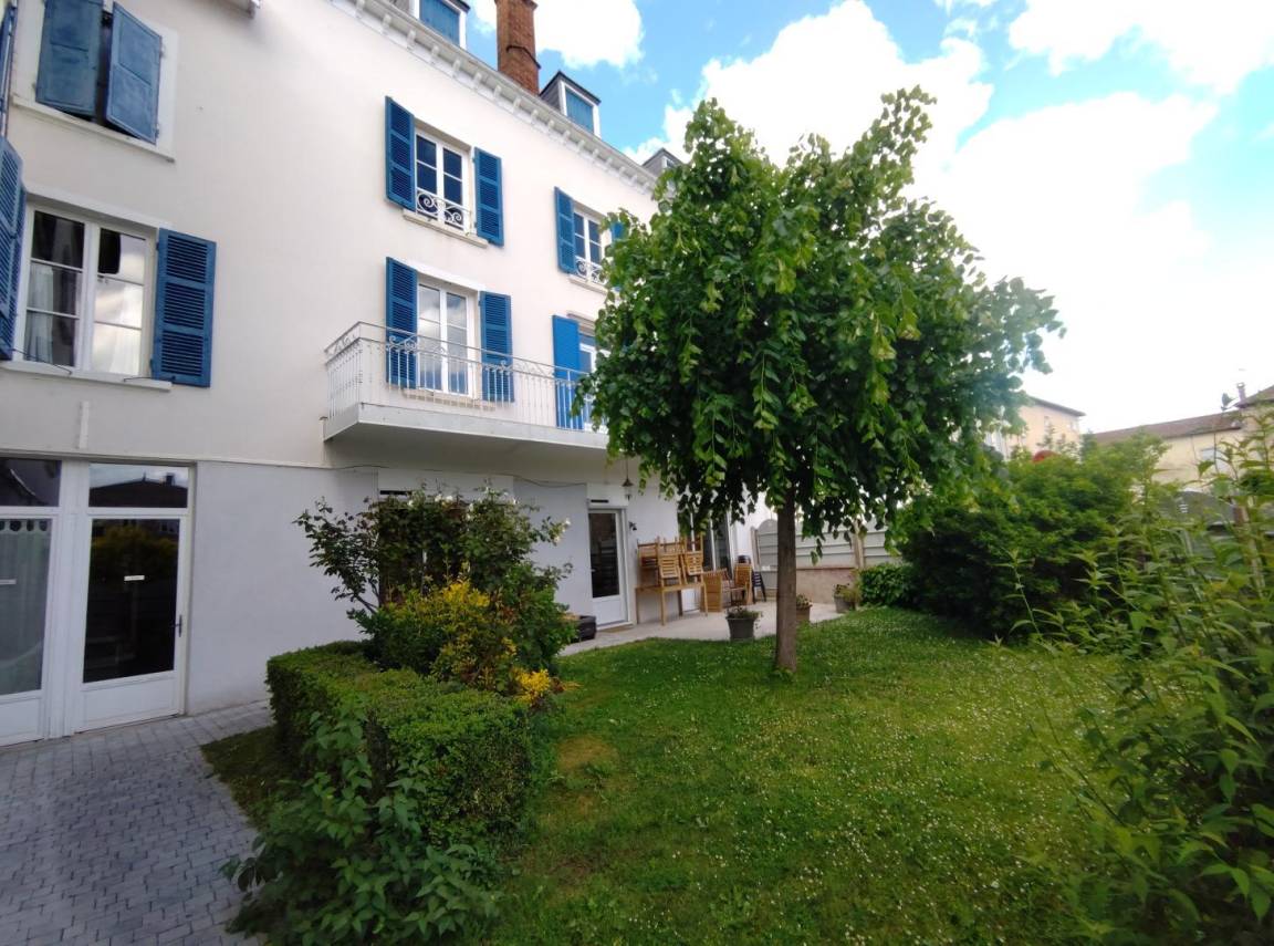240 M² Gîte ∙ 6 Chambres ∙ 15 Personnes - Blacé