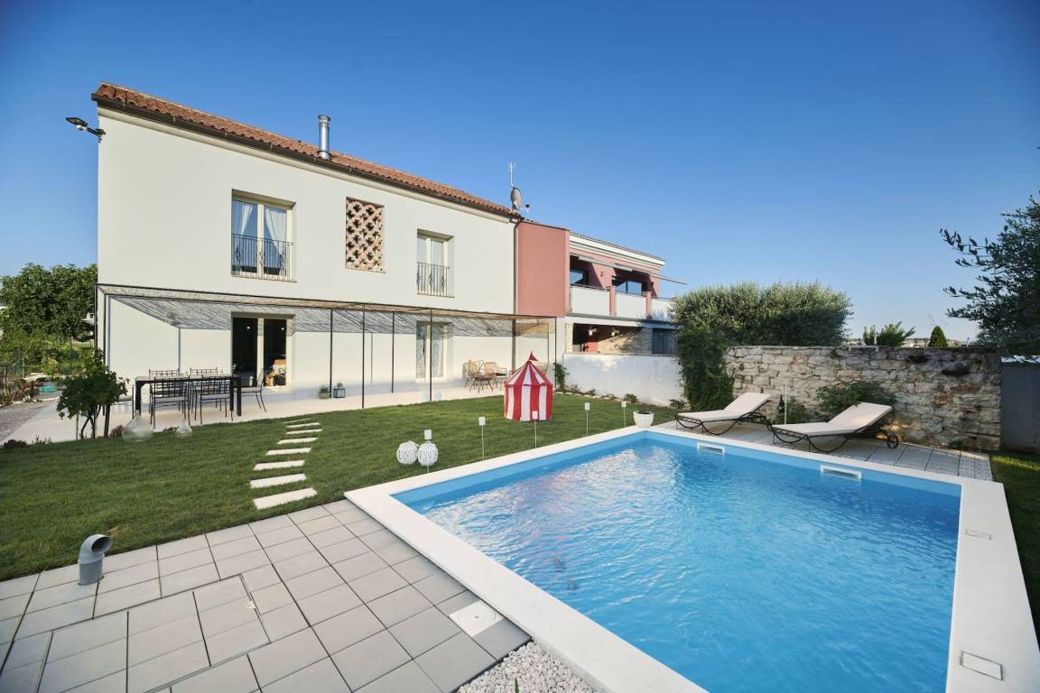 122 M² Villa ∙ 3 Bedrooms ∙ 8 Guests - Seča