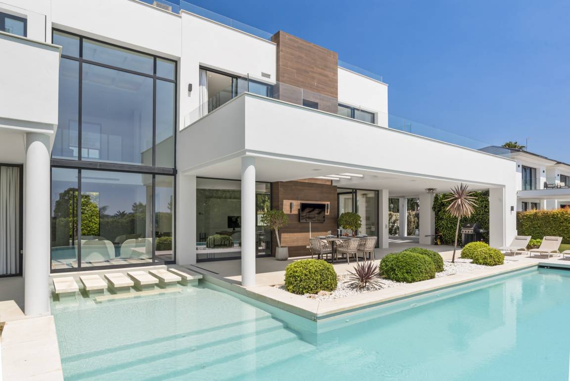 520 M² Villa ∙ 5 Bedrooms ∙ 10 Guests - Puerto Banús