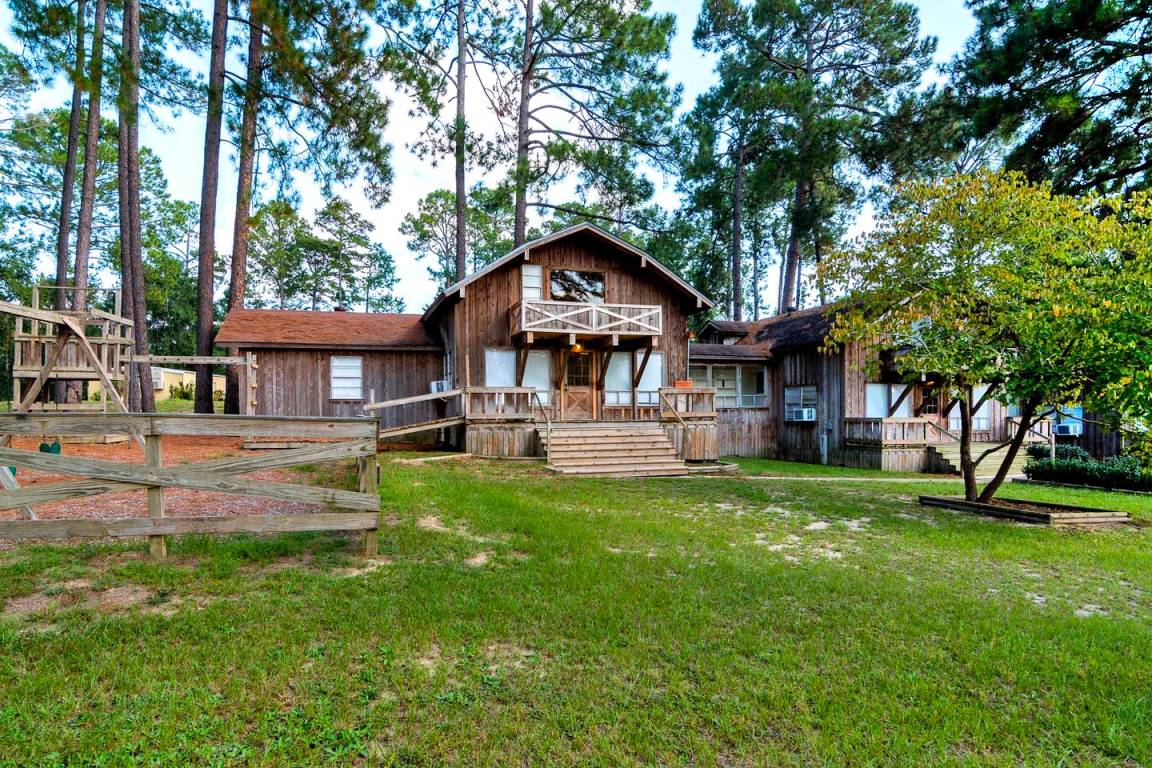 House ∙ 14 Bedrooms ∙ 53 Guests - Nacogdoches, TX