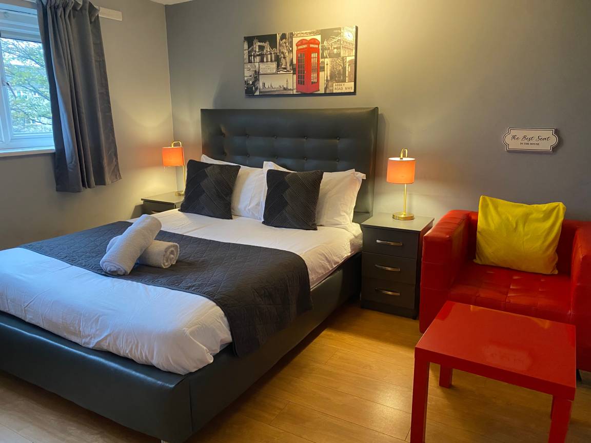 160 M² House ∙ 5 Bedrooms ∙ 15 Guests - Wolverhampton