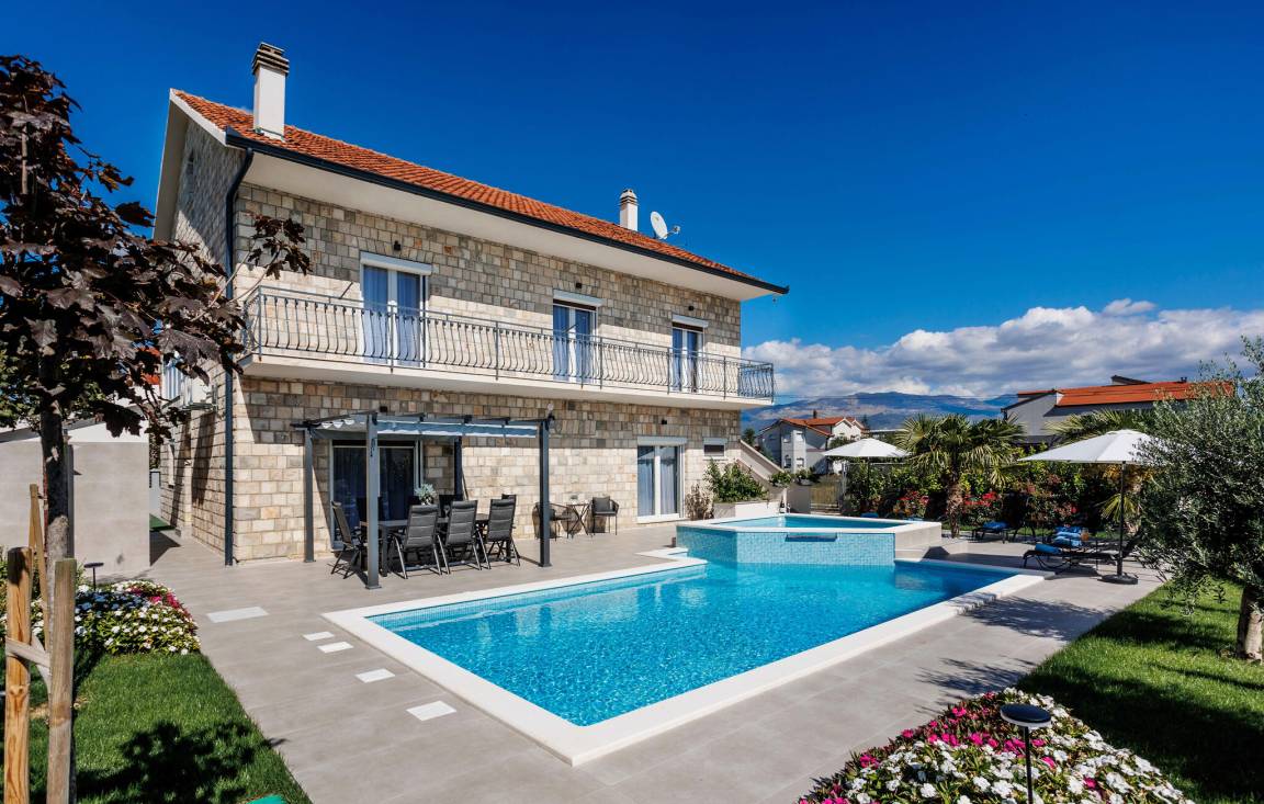 228 M² Maison De Vacances ∙ 6 Chambres ∙ 12 Personnes - Sinj