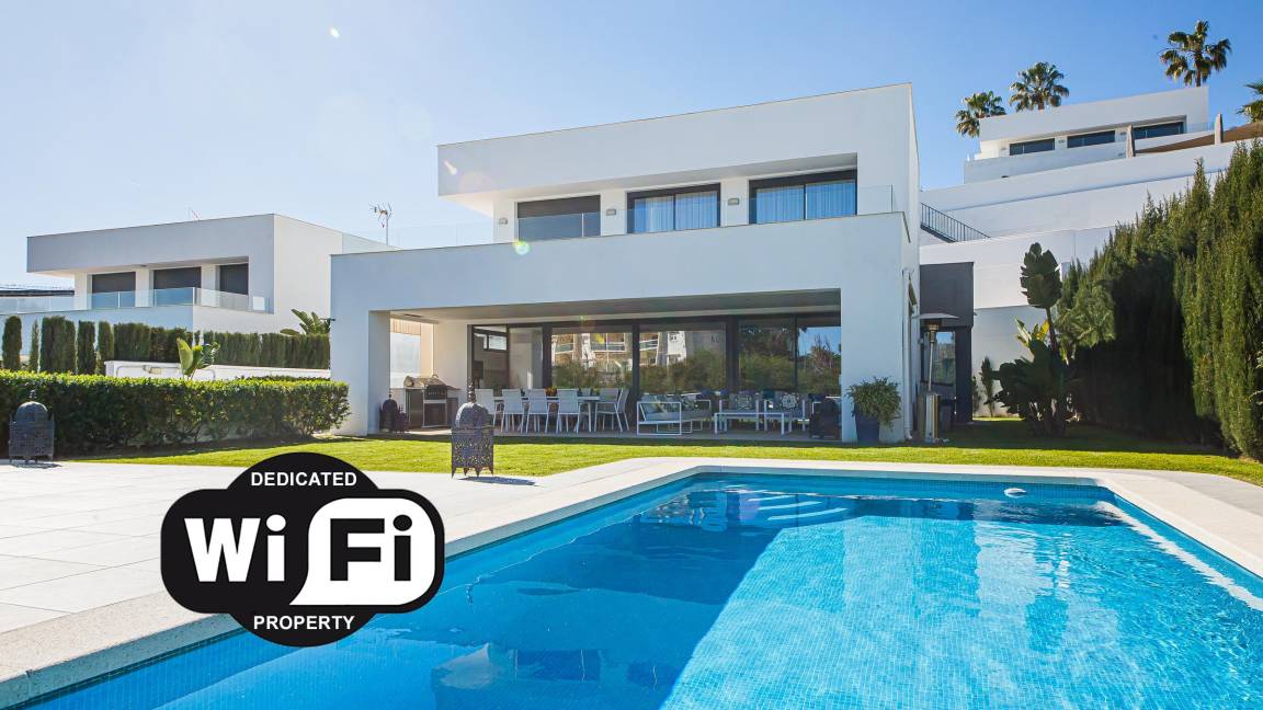 230 M² Villa ∙ 4 Bedrooms ∙ 8 Guests - Manilva