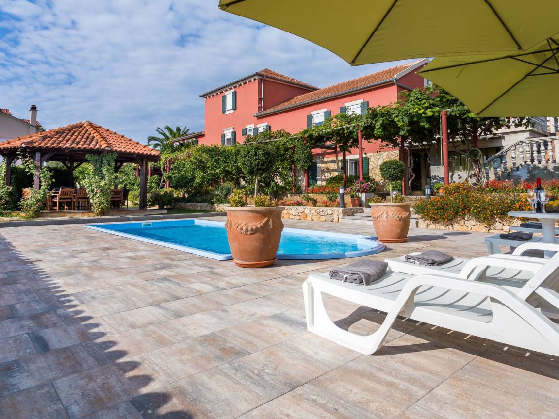 300 M² Talo ∙ 7 Makuuhuonetta ∙ 14 Vierasta - Zadar