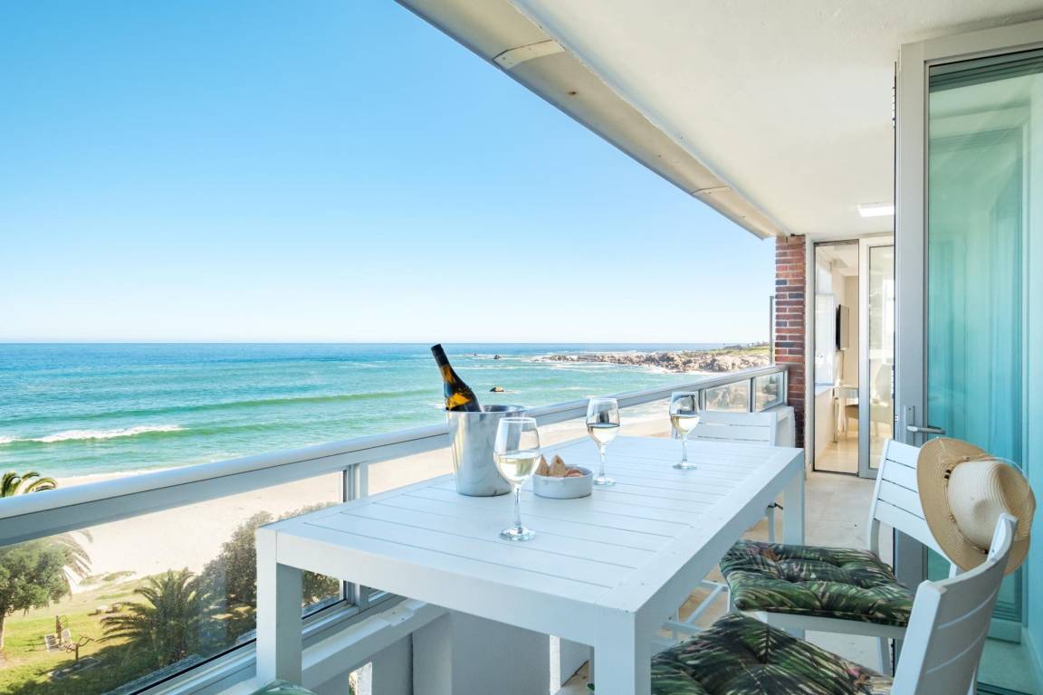 Apartment ∙ 3 Bedrooms ∙ 6 Guests - Camps Bay