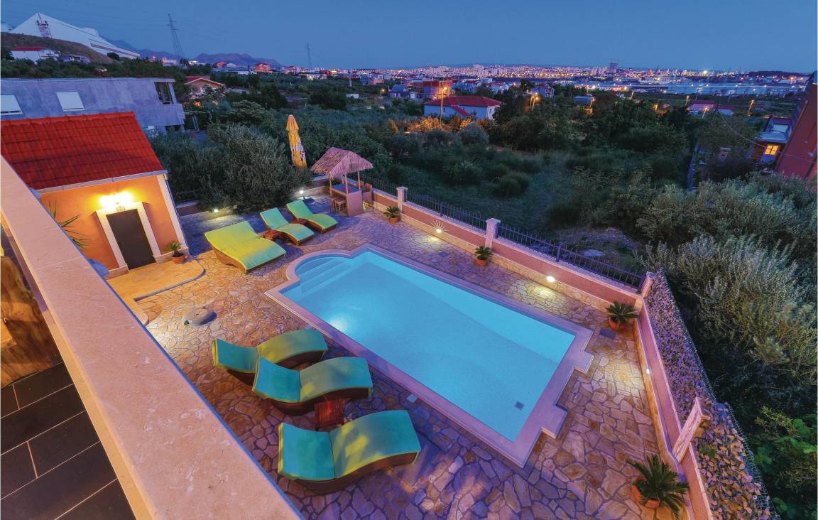 244 M² House ∙ 6 Bedrooms ∙ 15 Guests - Solin