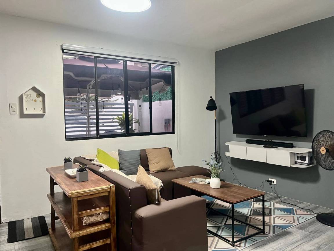 150 M² House ∙ 2 Bedrooms ∙ 10 Guests - San Pablo City
