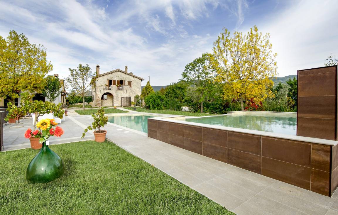 300 M² Maison De Vacances ∙ 8 Chambres ∙ 16 Personnes - Terni