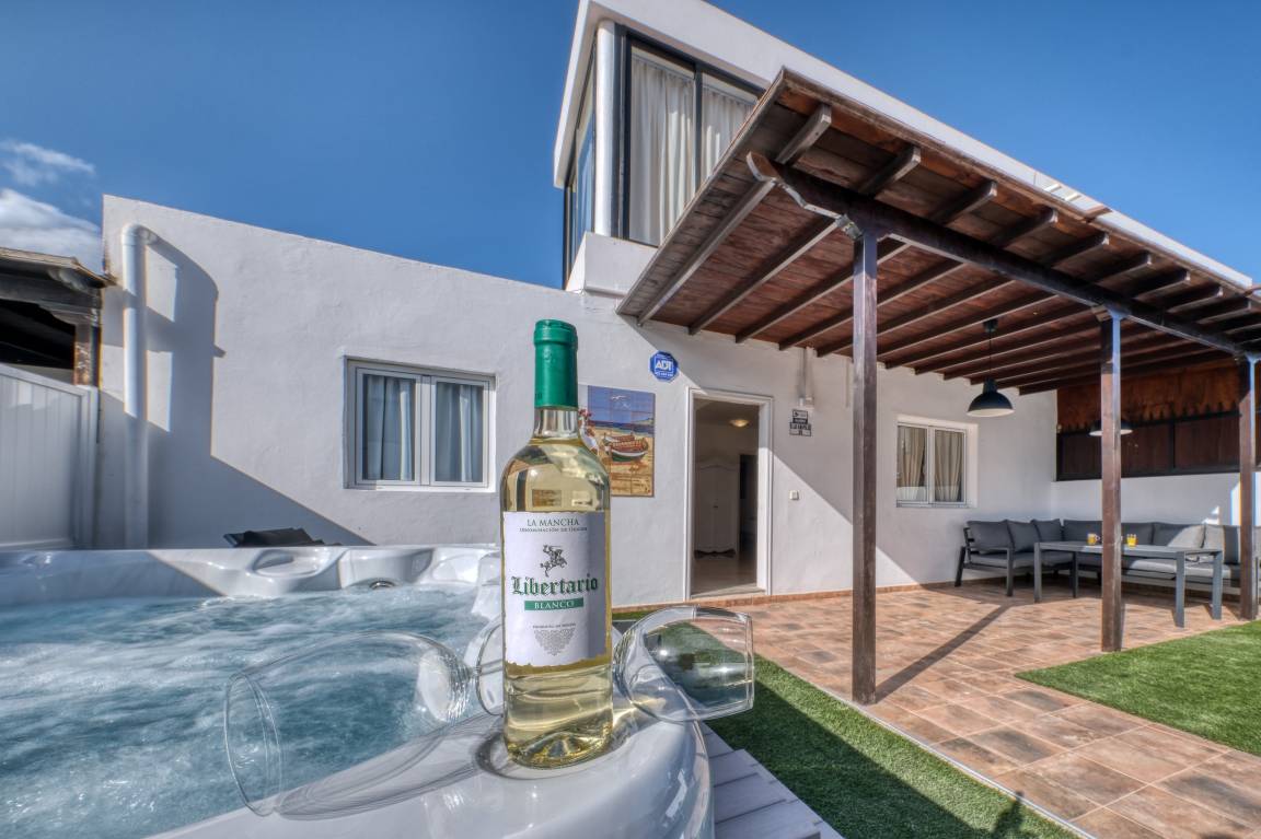 120 M² Villa ∙ 4 Bedrooms ∙ 8 Guests - Lanzarote