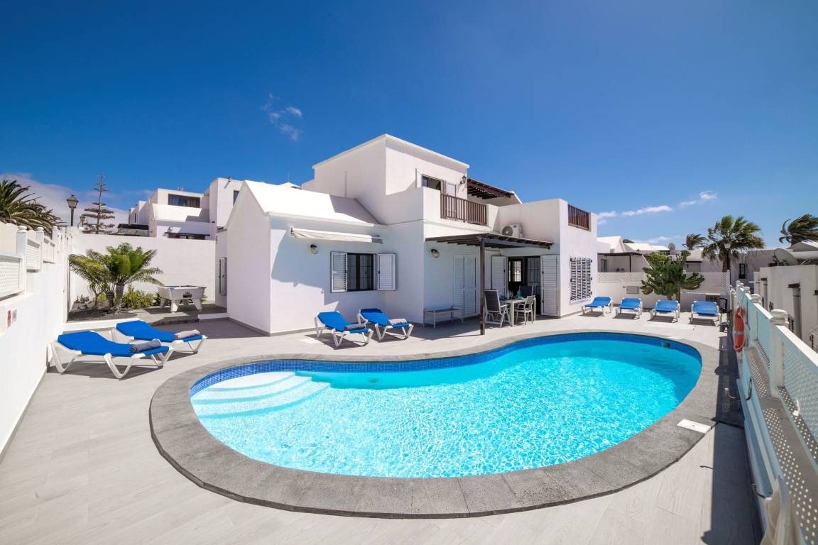 200 M² Villa ∙ 4 Bedrooms ∙ 8 Guests - Puerto del Carmen
