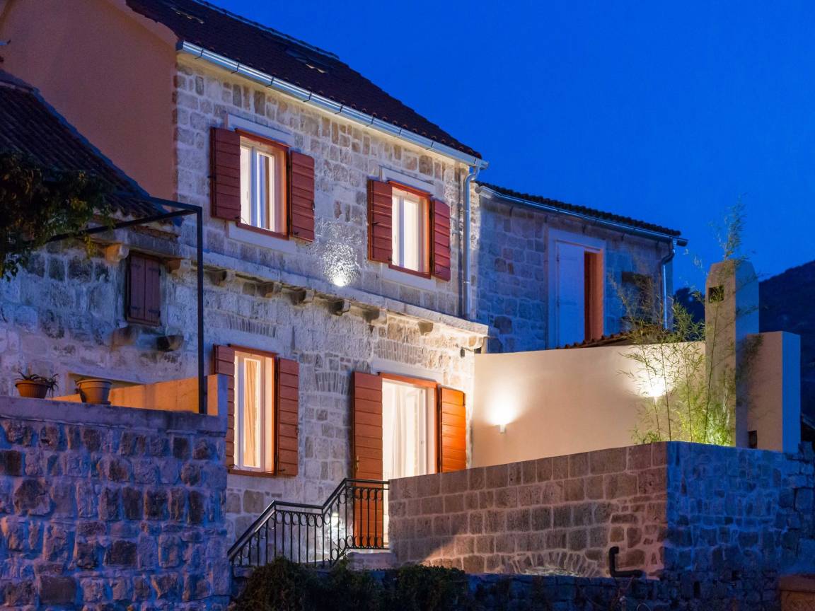 200 M² Villa ∙ 5 Bedrooms ∙ 10 Guests - Vis