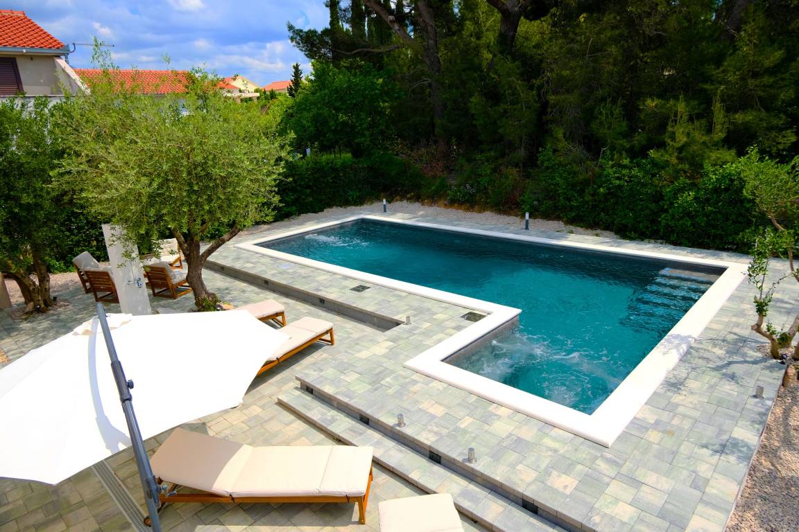 250 M² House ∙ 4 Bedrooms ∙ 8 Guests - Podstrana