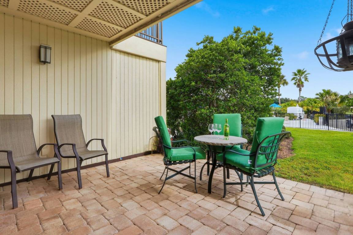 102 M² Huoneisto ∙ 2 Makuuhuonetta ∙ 4 Vierasta - Wesley Chapel, FL