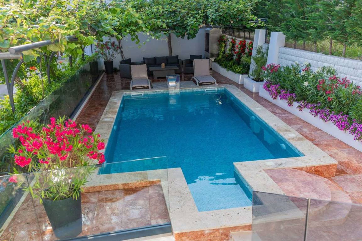 300 M² Villa ∙ 8 Bedrooms ∙ 16 Guests - Budva