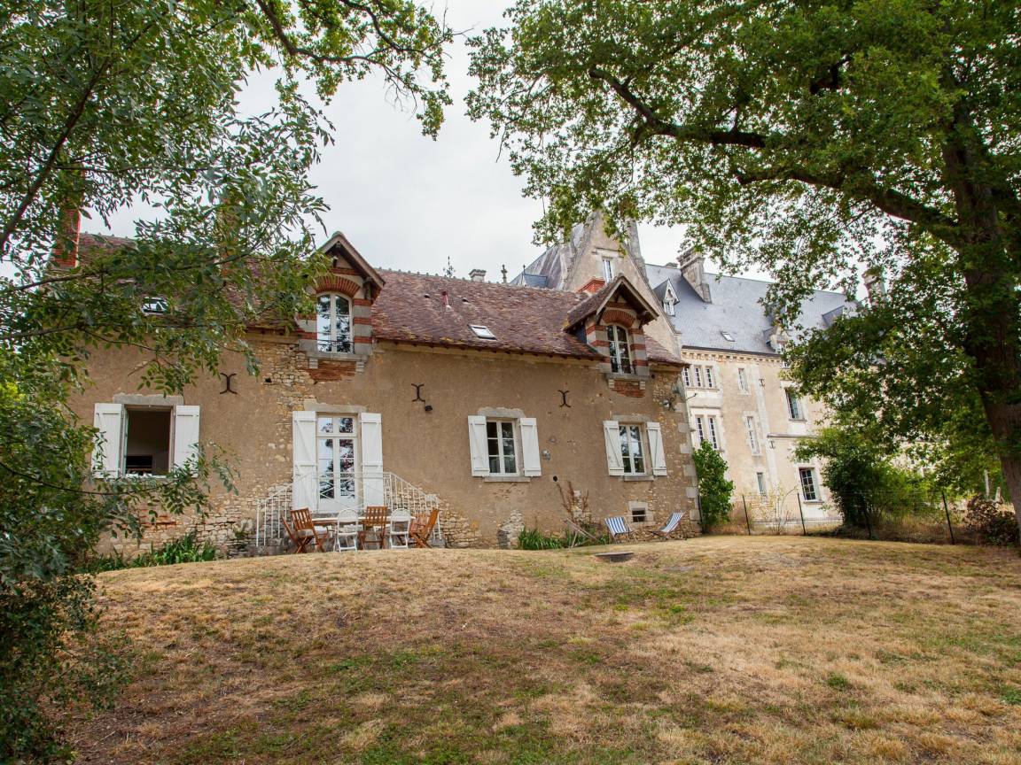240 M² Cottage ∙ 5 Bedrooms ∙ 11 Guests - Châteauroux