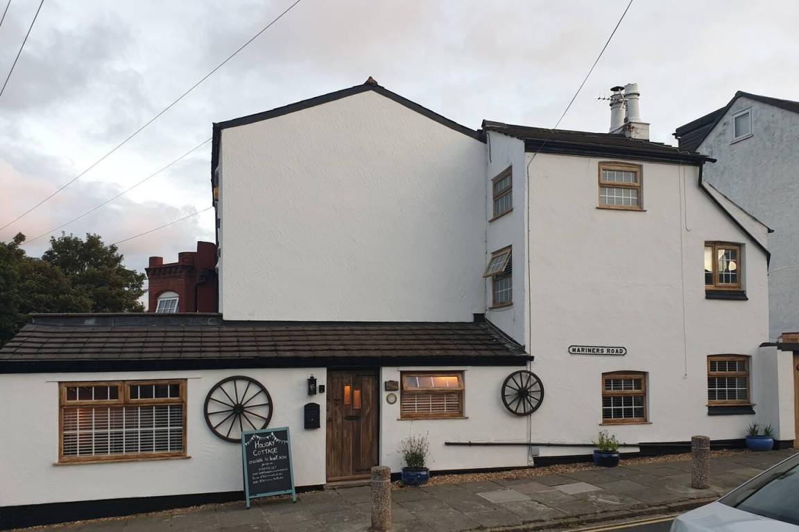 80 M² Cottage ∙ 2 Bedrooms ∙ 4 Guests - Cheshire