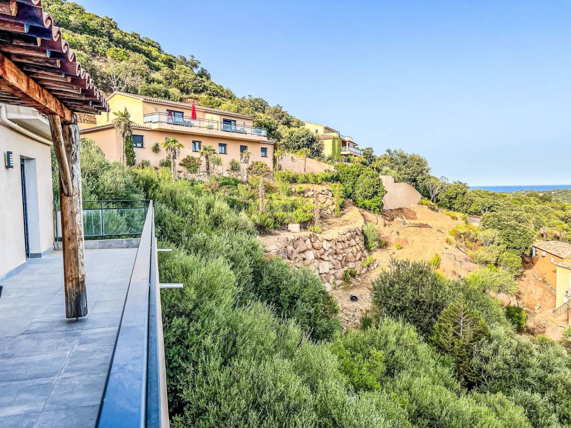 180 M² Talo ∙ 4 Makuuhuonetta ∙ 10 Vierasta - Lecci