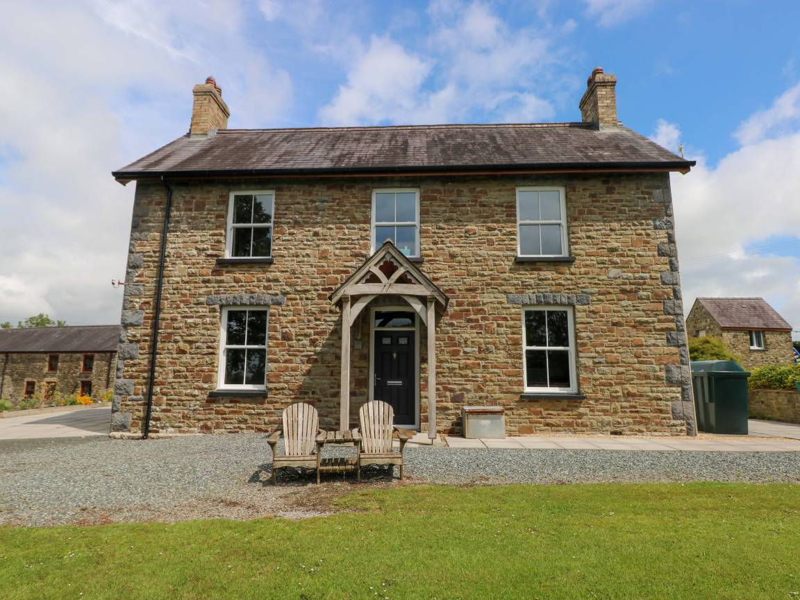 Cottage ∙ 8 Bedrooms ∙ 16 Guests - Narberth