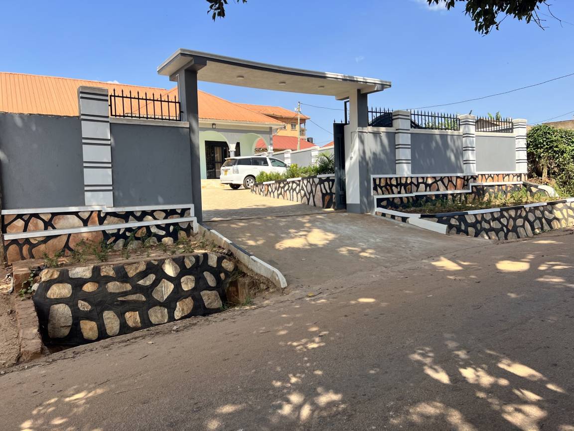250 M² Huis ∙ 3 Slaapkamers ∙ 1 Gast - Kampala
