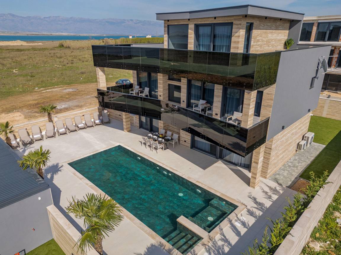 240 M² Villa ∙ 5 Bedrooms ∙ 10 Guests - Nin