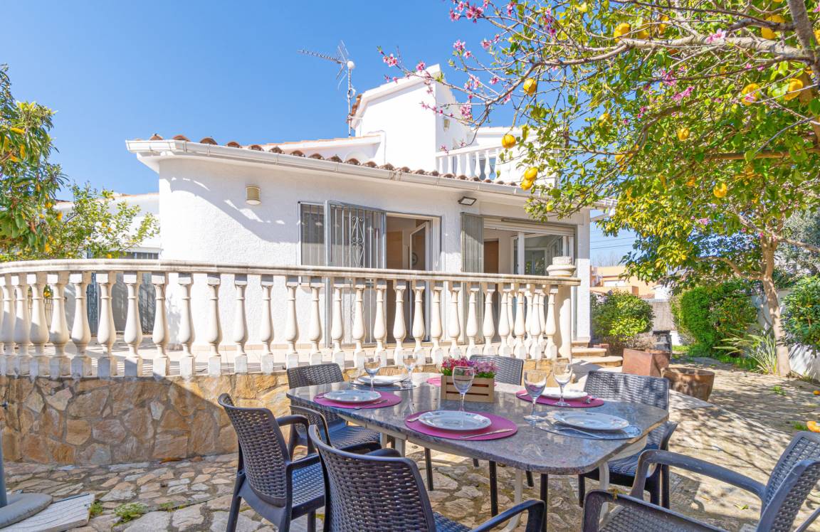 100 M² Villa ∙ 3 Makuuhuonetta ∙ 7 Vierasta - Empuriabrava