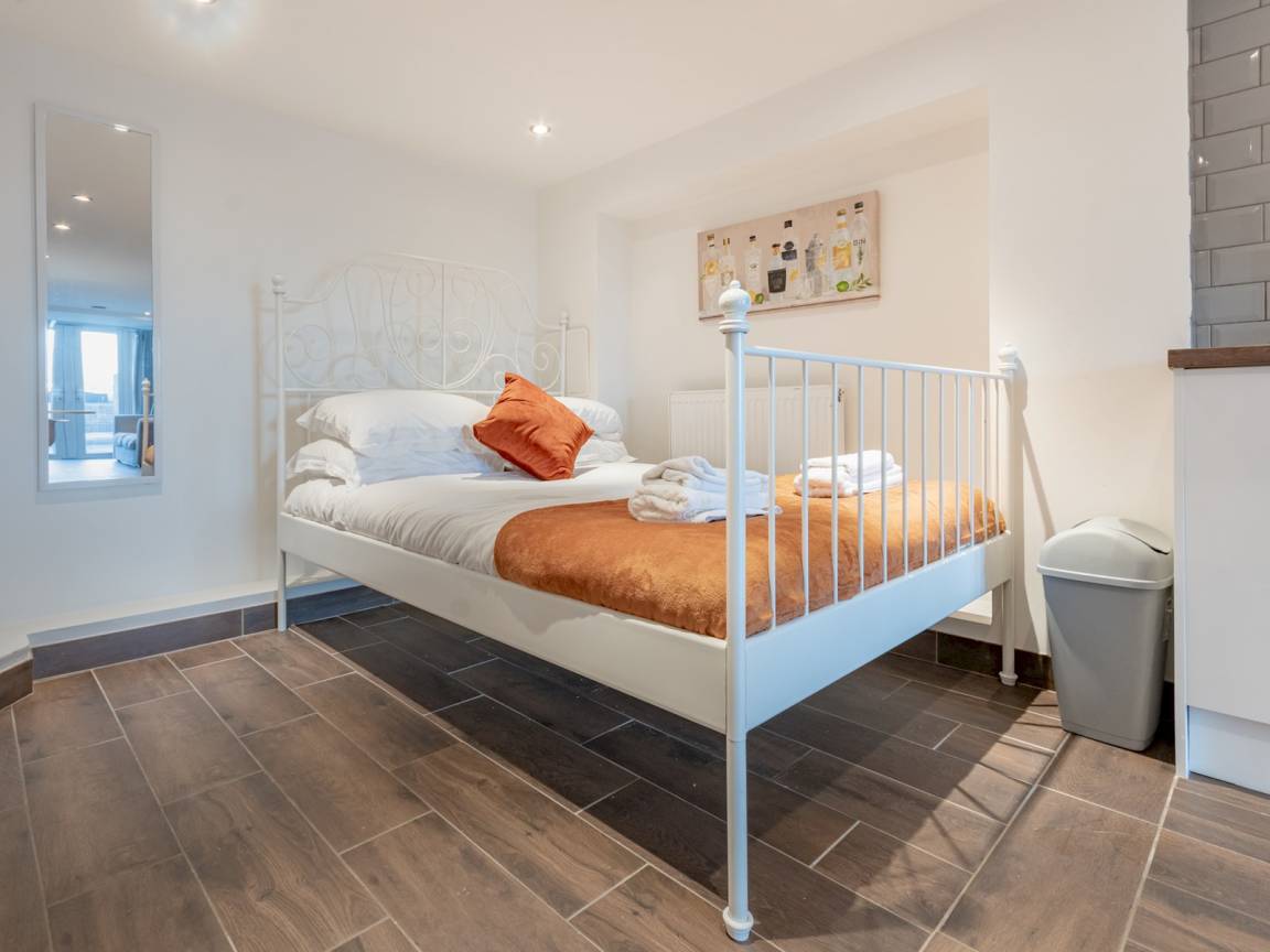 56 M² Apartment ∙ 1 Bedroom ∙ 4 Guests - Basildon