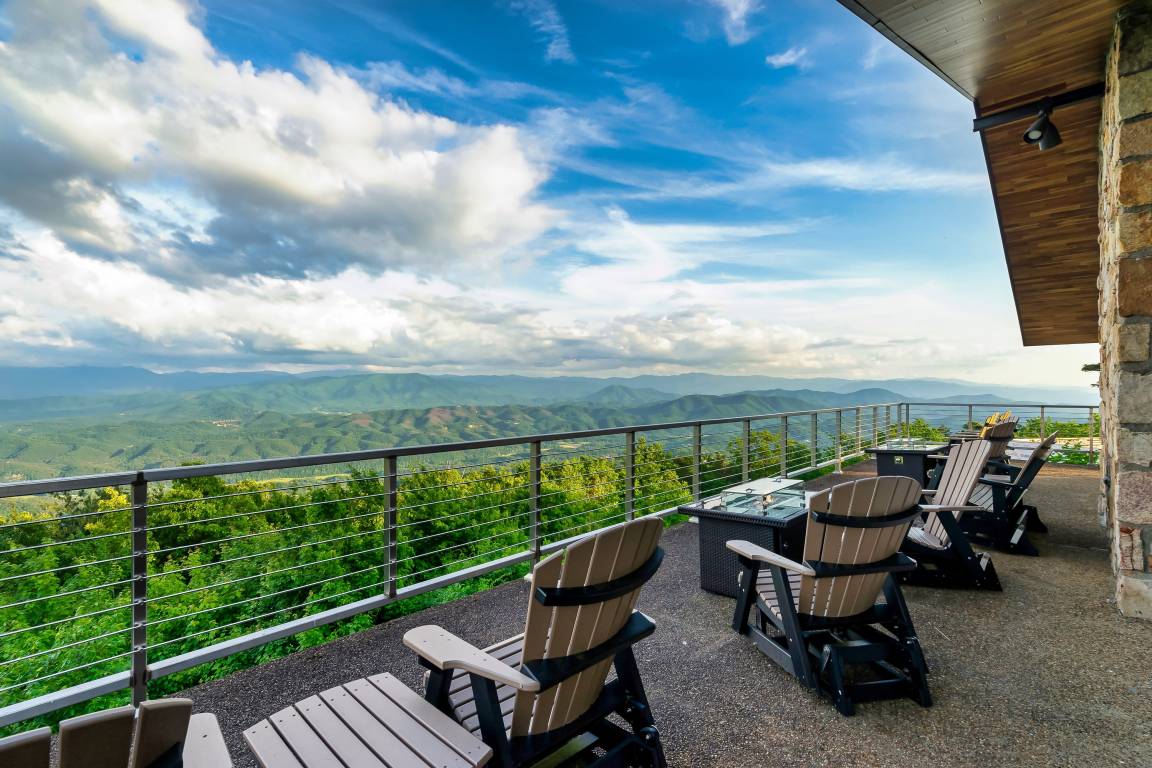 746 M² Cabin ∙ 13 Bedrooms ∙ 30 Guests - Wears Valley, TN